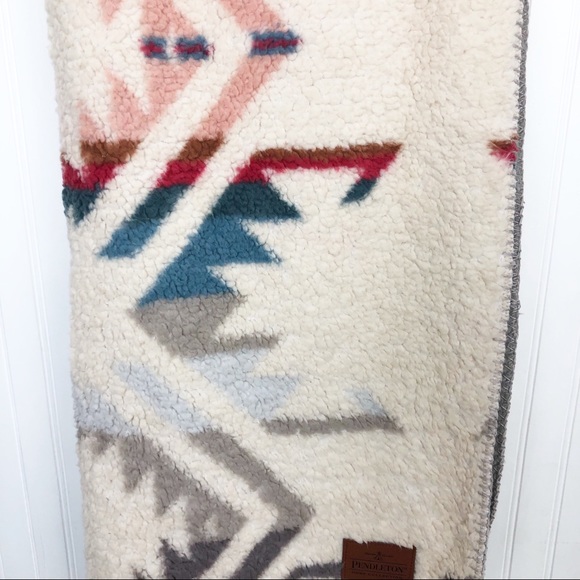 Pendleton | Bedding | Pendleton Tribal Design Plush Sherpa Fleece Throw ...
